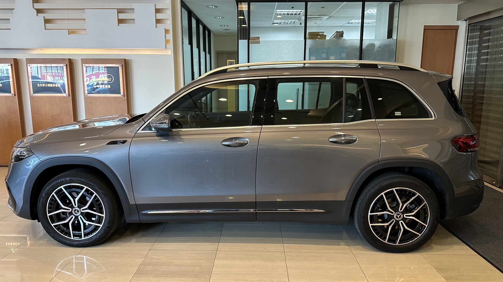 Mercedes-Benz EQB 300 4M | Mercedes-Benz Select 原廠精選中古車